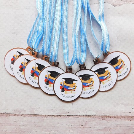 MEDALLA MAS CINTA EGRESADOS METAL CON VINILO